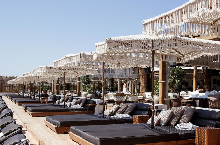 Os 5 melhores beach clubs em Mykonos: Scorpius, Nammos, Alemagou